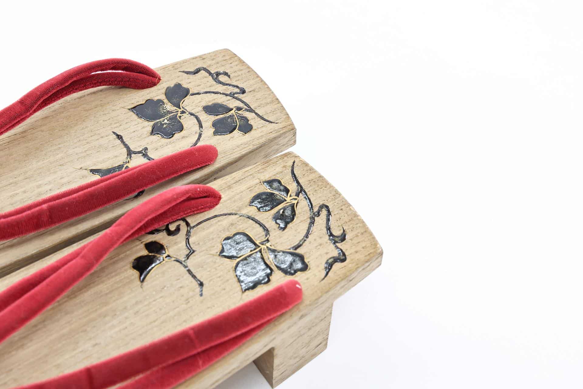 Wooden Geta with flowers - diy district