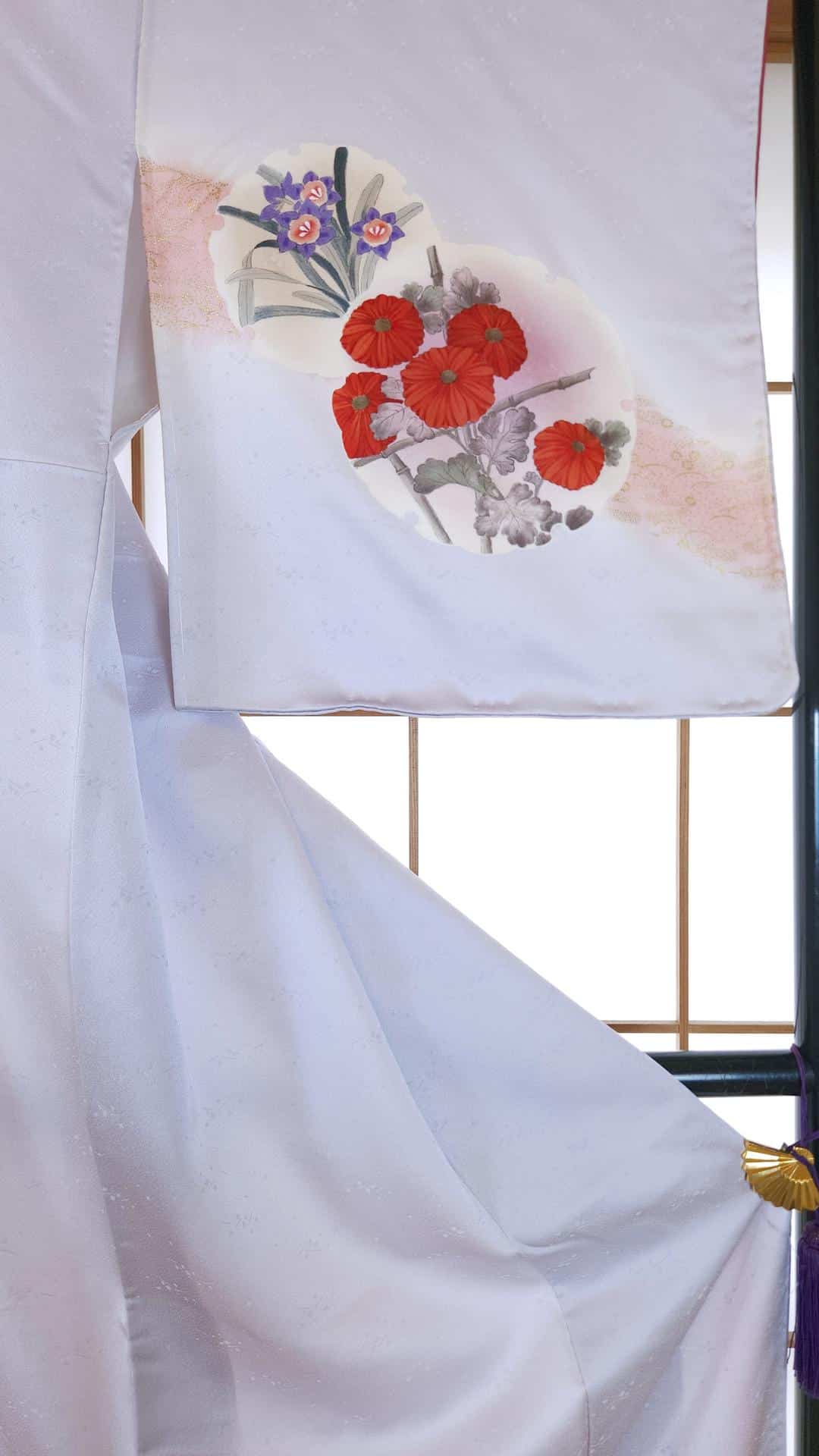 Elegant grey Houmongi with red flowers - DIY District