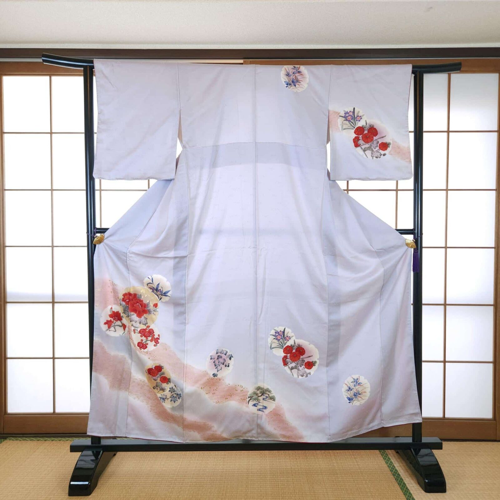 Elegant grey Houmongi with red flowers - DIY District